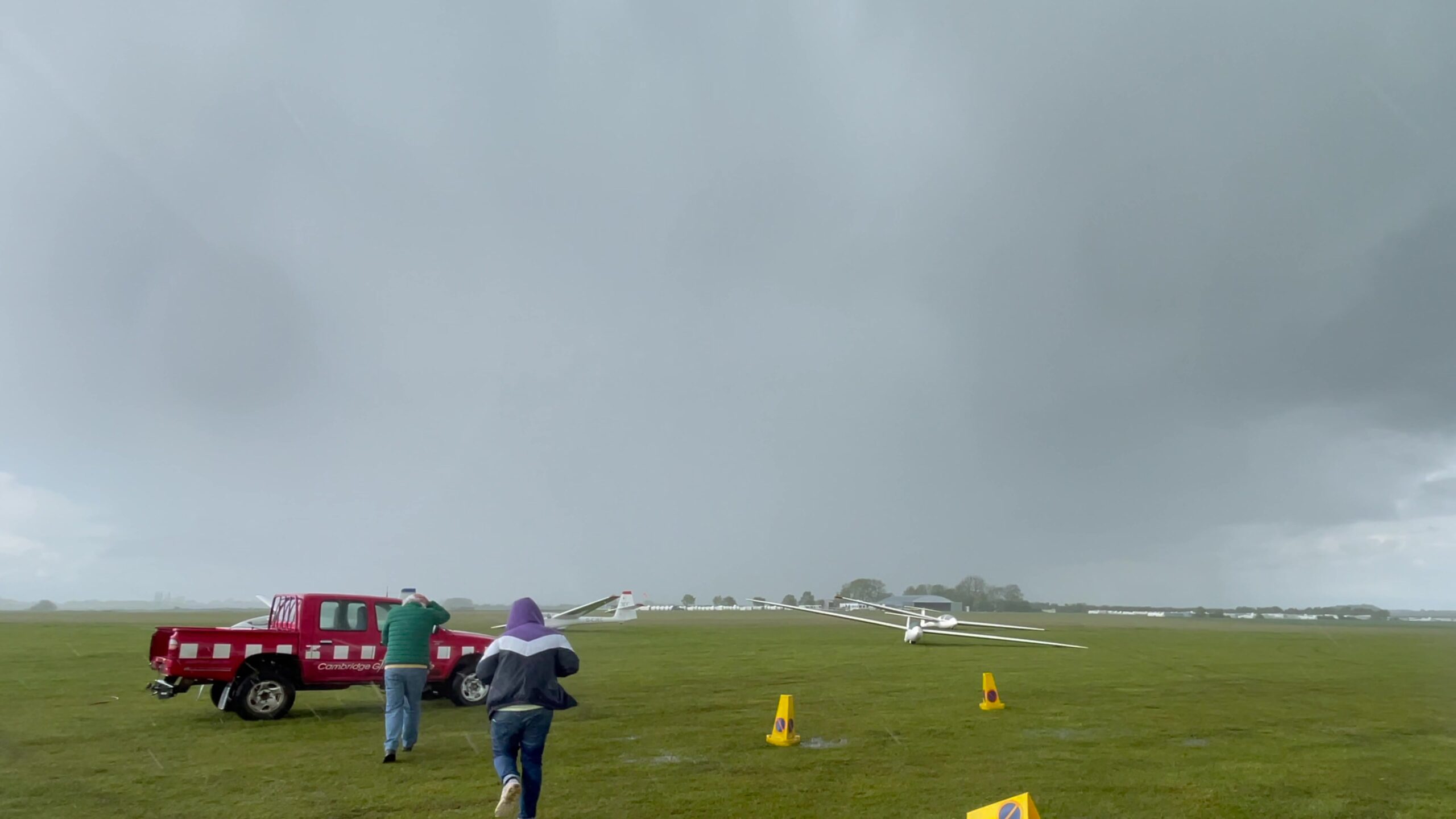 Hail Storm stops flying for an hour – Cambridge Gliding Centre